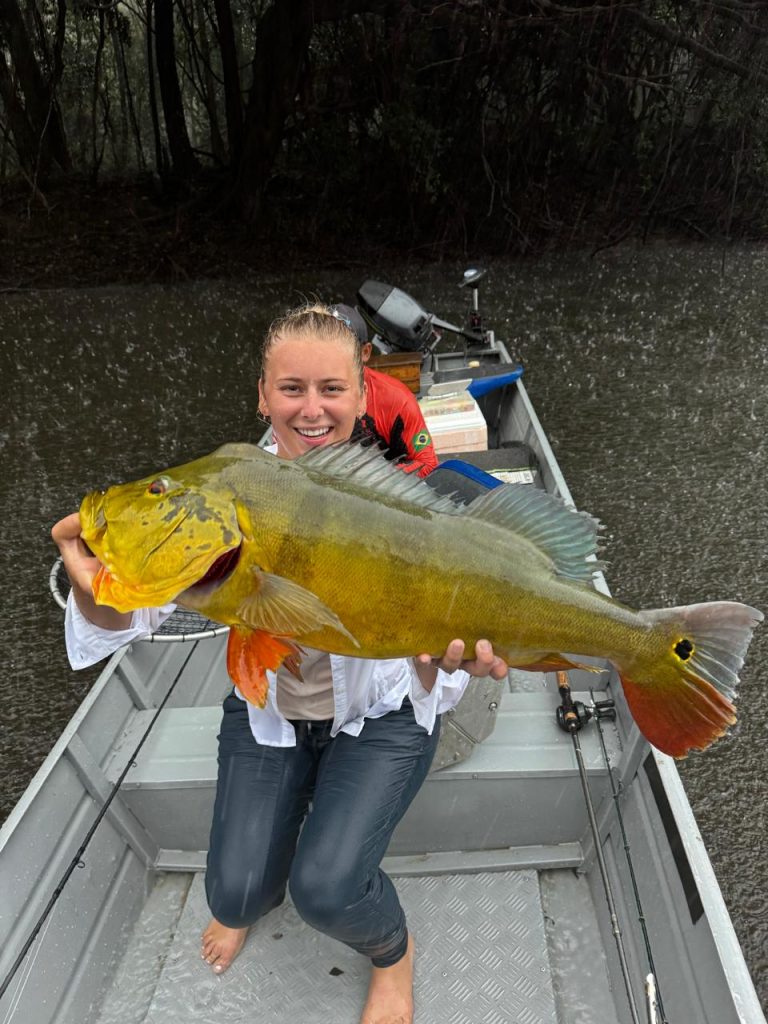 A BROKEN ROD AND A BIG GRIN - River Plate Anglers